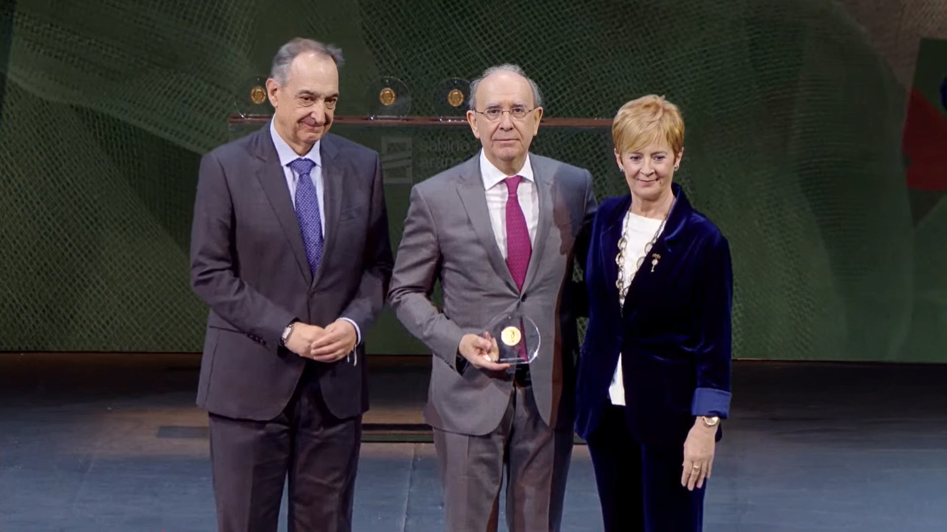 Eduardo Anitua recibe el Premio Sabino Arana 2025 en el Teatro Arriaga ...